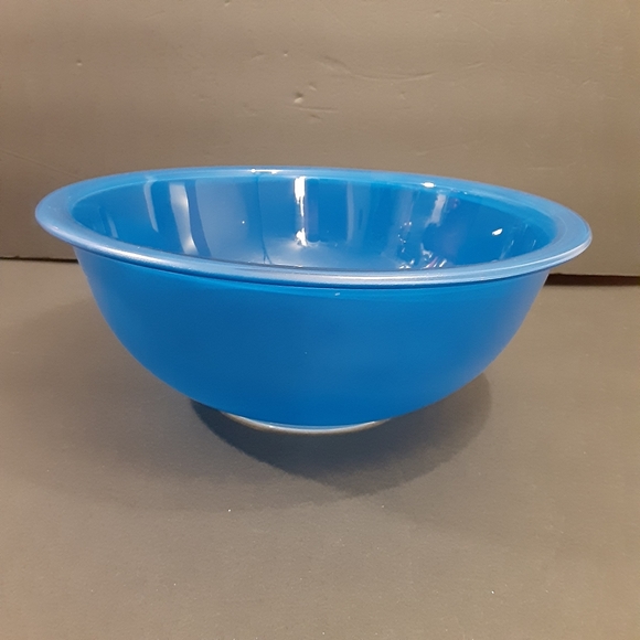 Pyrex | Kitchen | Vintage Pyrex 325 25l Moody Blue Wclear Glass Bottom ...
